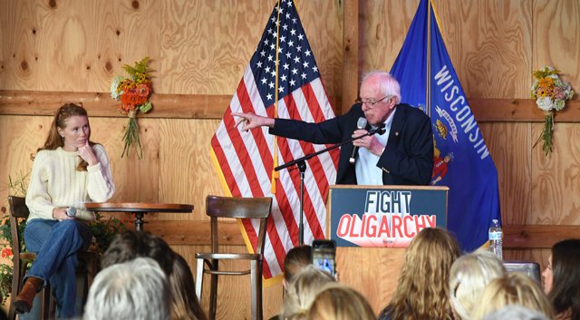 Senator Sanders draws large crowd for town hall - SWNews4U