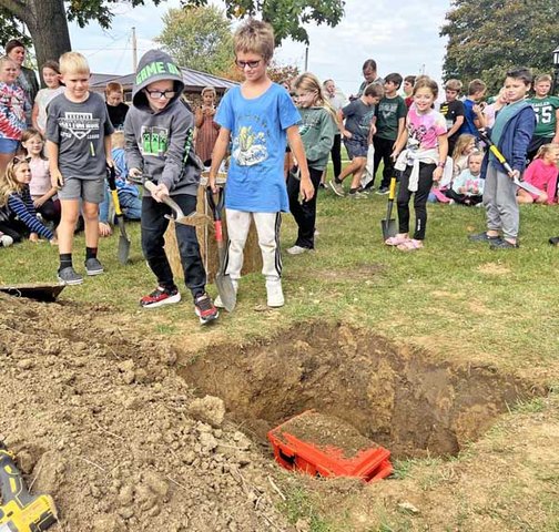 Garnavillo time capsule unearths 25-year-old memories - Clayton County ...
